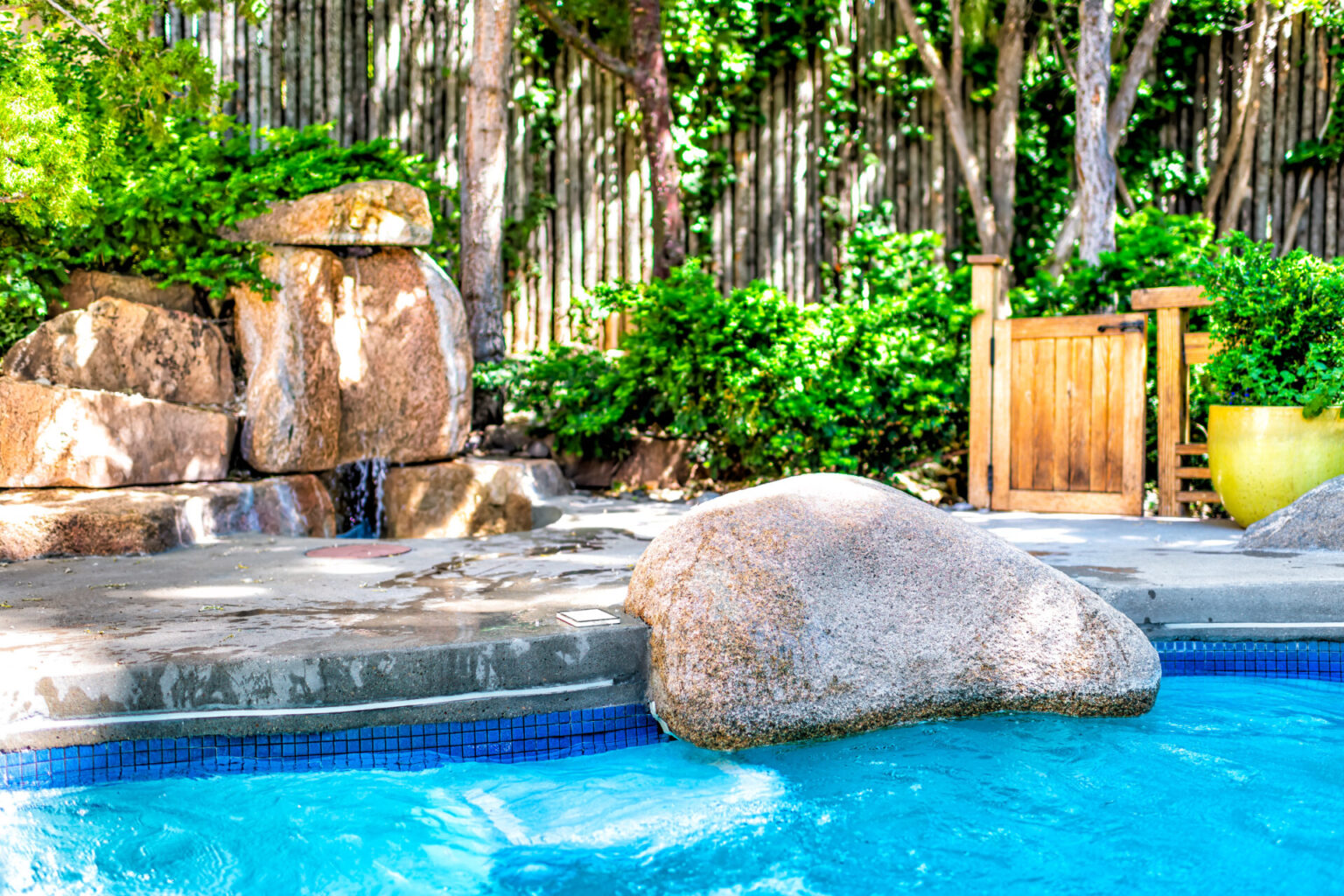 5 Top Privacy Fence Styles for Your Pool Oasis - Swimmer Living