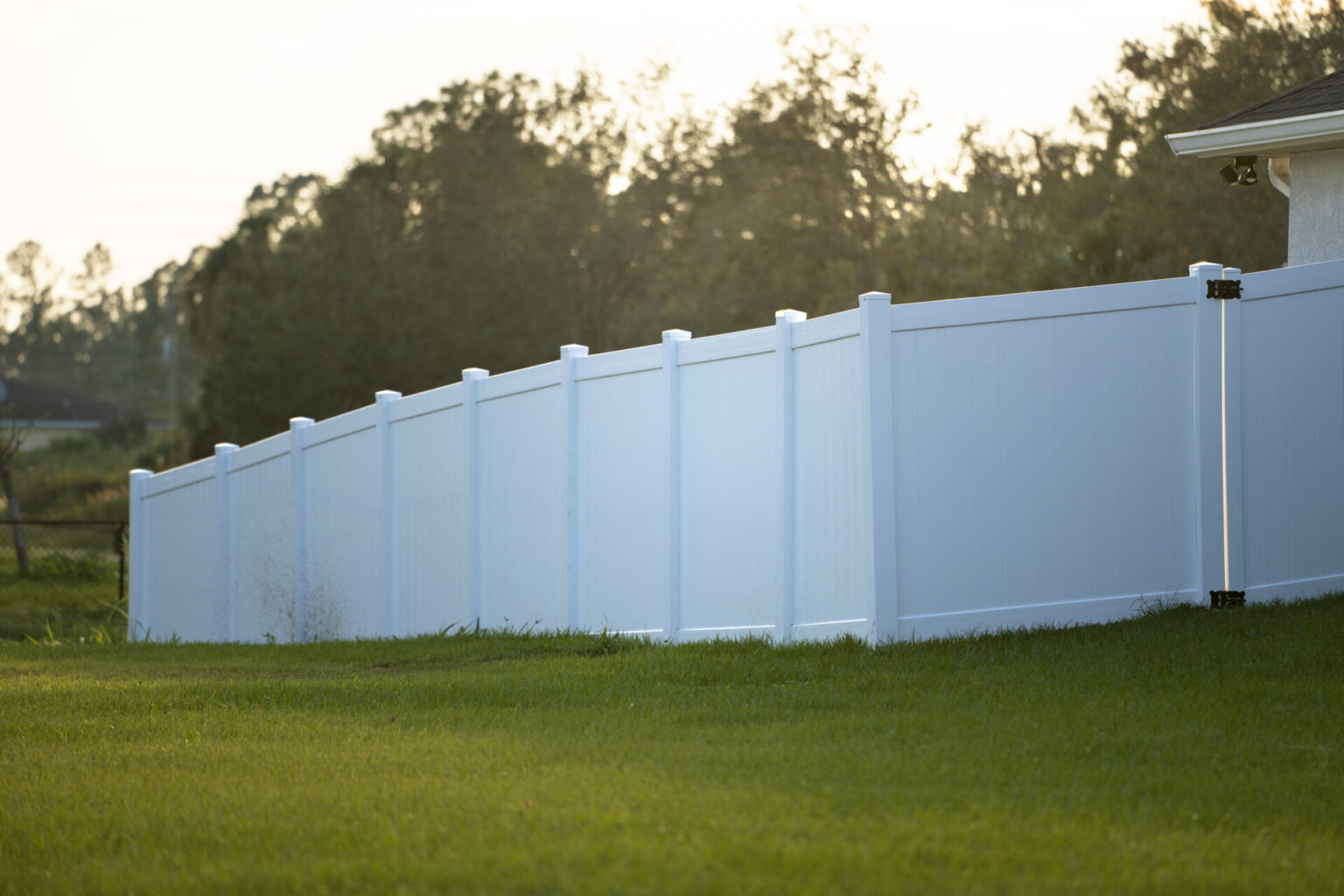 5 Top Privacy Fence Styles for Your Pool Oasis - Swimmer Living