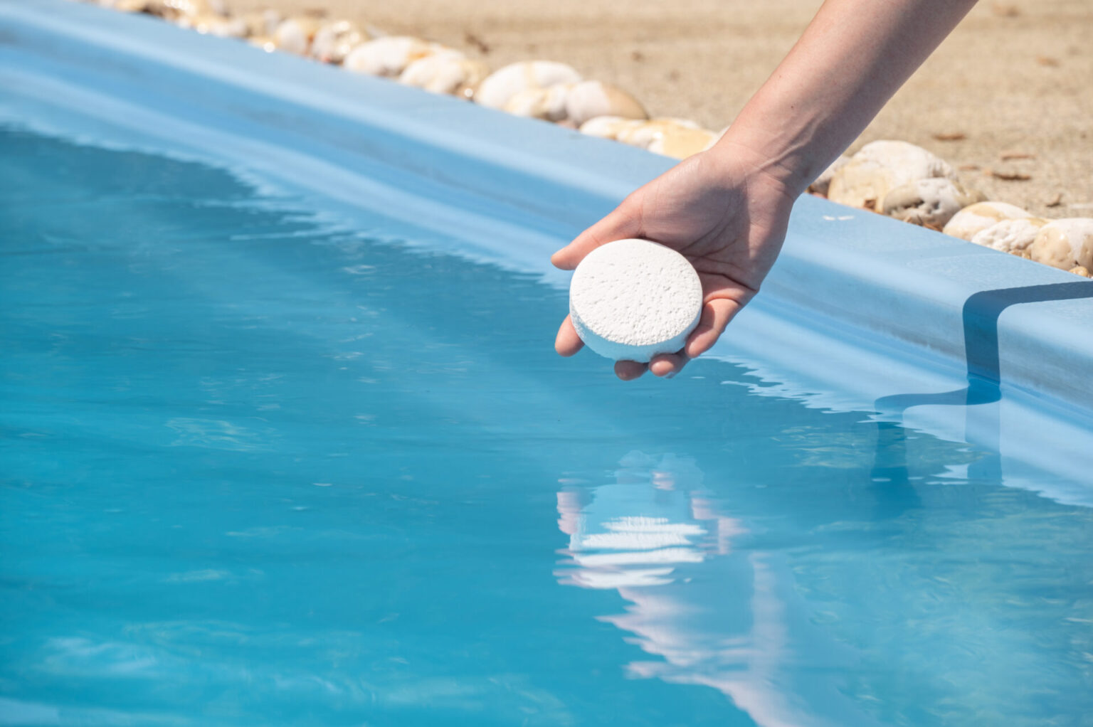 10 Facts About Chlorine Water Reaction in Pools - Swimmer Living