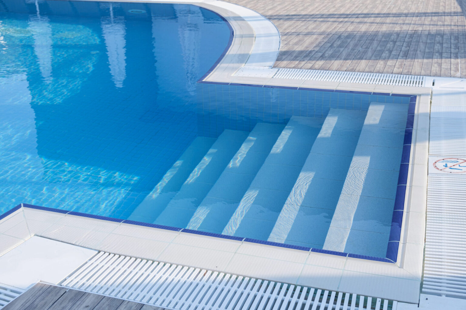 Key Differences: Quartz vs Pebble Pool Finish - Swimmer Living